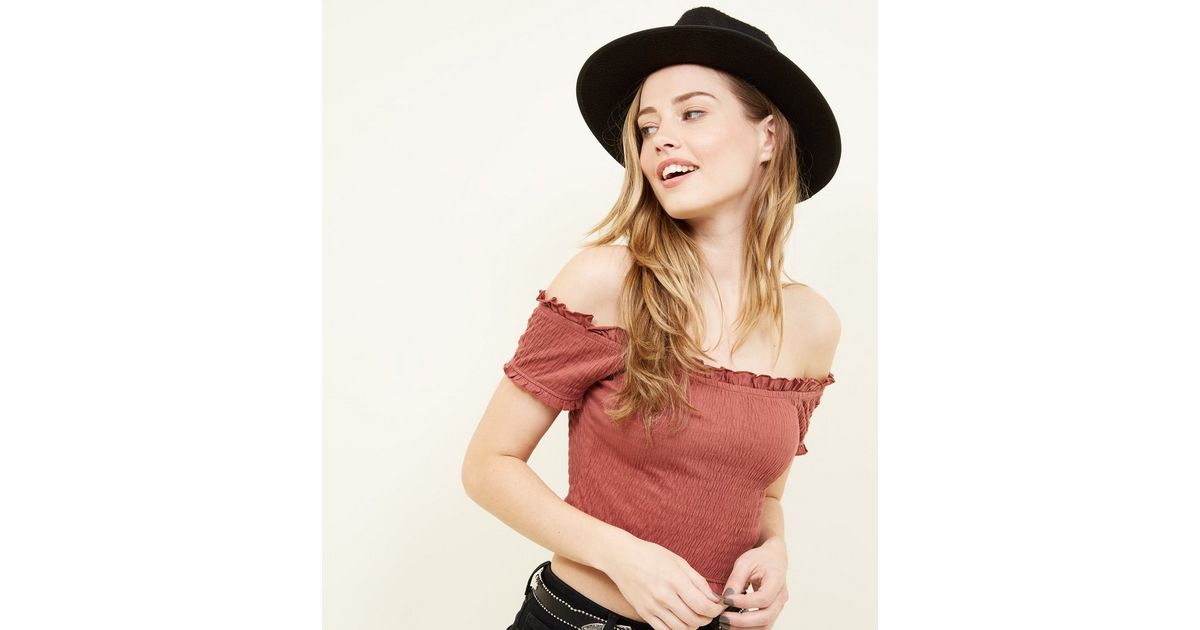 Crop top rouge brique froncé à col Bardot | New Look
