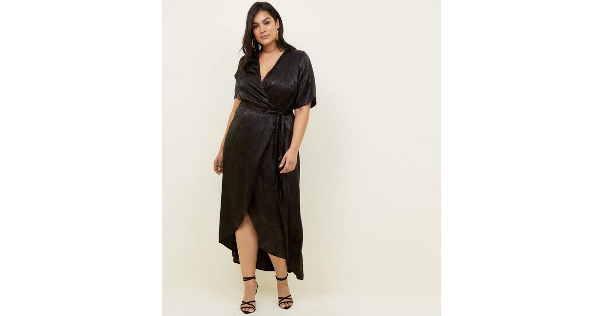 Curves - Robe noire fleurie en satin à bas asymétrique | New Look